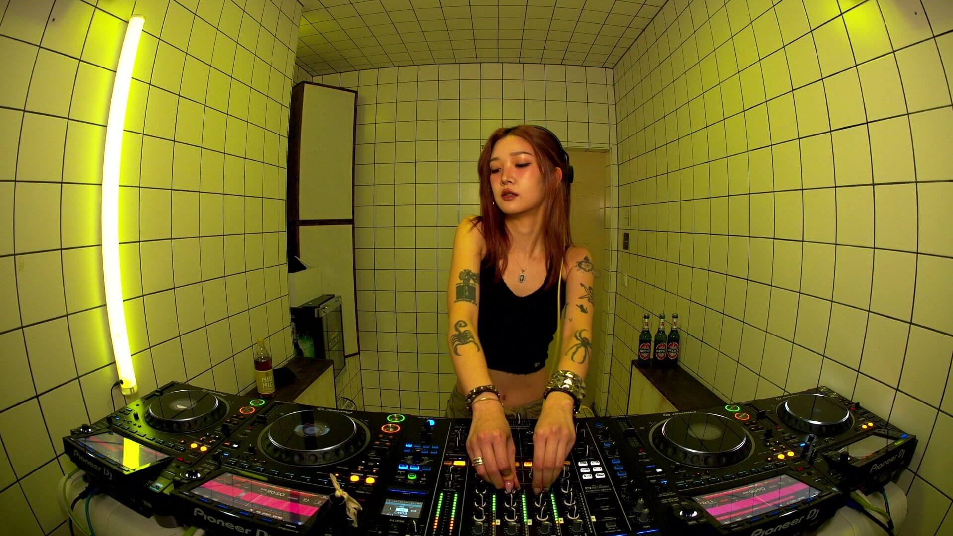 hoer.live | Broadcasting DJ sets and Live acts 6 days a week