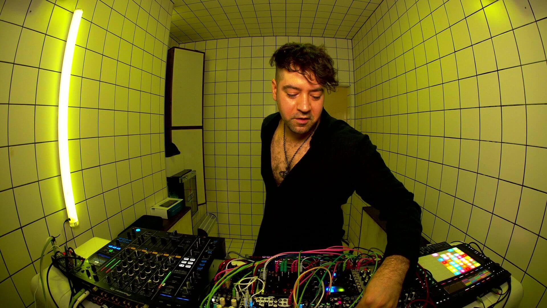 hoer.live | Broadcasting DJ sets and Live acts 6 days a week