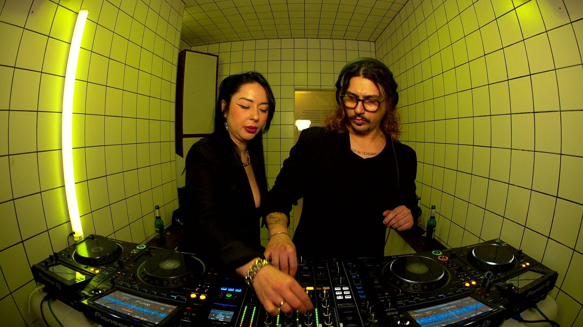 hoer.live | Broadcasting DJ sets and Live acts 6 days a week