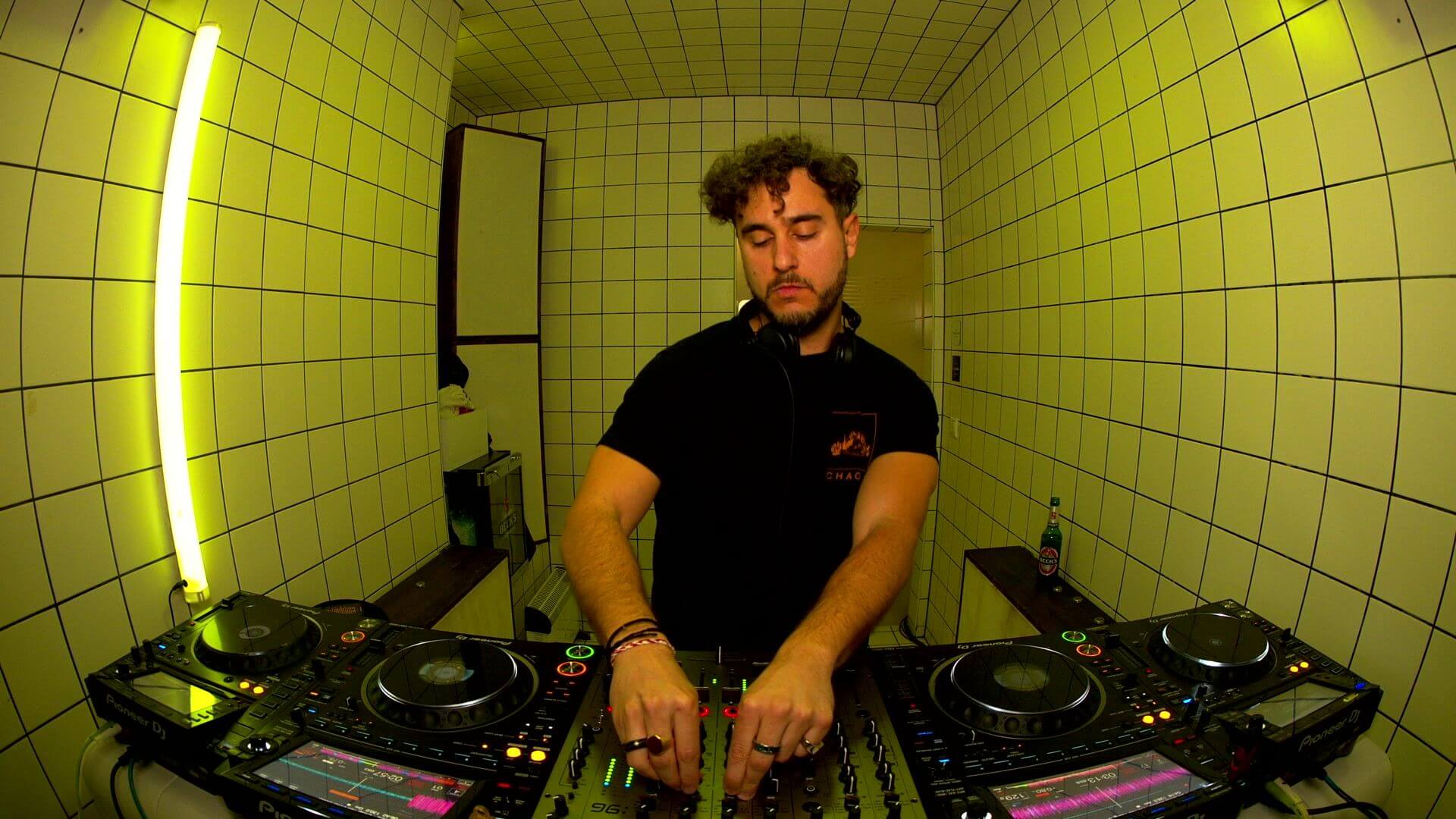 hoer.live | Broadcasting DJ sets and Live acts 6 days a week