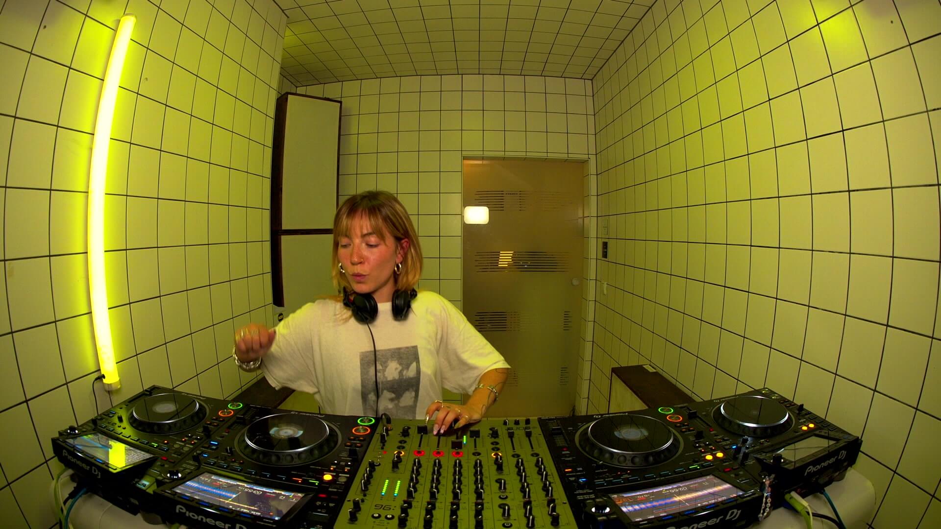 hoer.live | Broadcasting DJ sets and Live acts 6 days a week