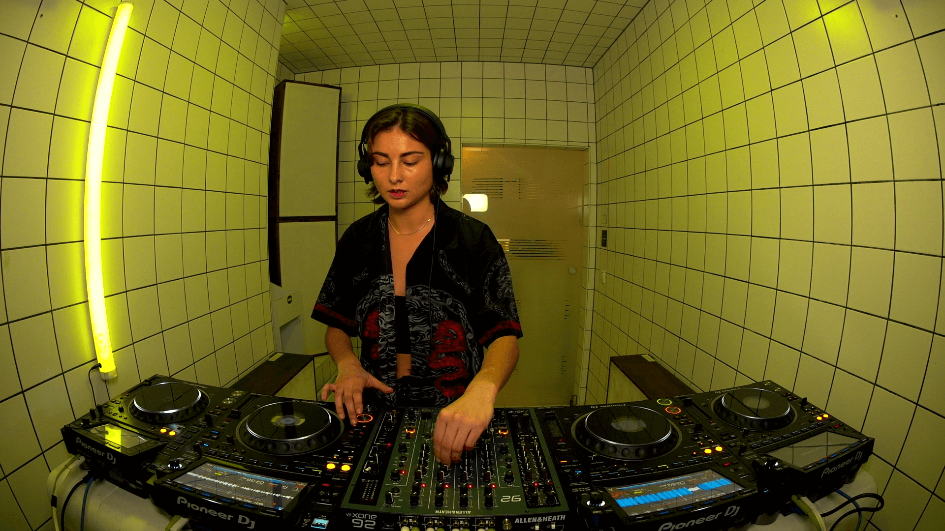 hoer.live | Broadcasting DJ sets and Live acts 6 days a week